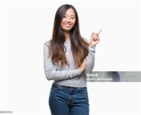 젊은 아시아 여자 얼굴에 큰 미소와 함께 고립 된 배경 위에 카메라를 보고 옆에 손 및 손가락으로 가리키는 가리키기에 대한 스톡 사진 및 기타 이미지 Istock