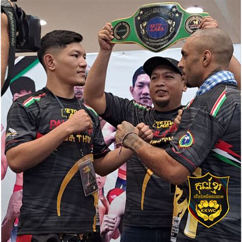 អ្នកប្រដាល់គុនខ្មែរ សែន ចន្ទរិទ្ធីគុន កំពុងធ្វើការលុបសាក់ពាក្យ «muay Thai ចេញពីខ្នងរបស់គាត់