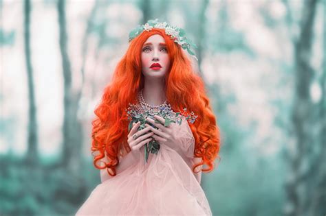 젊은 두려워 여자 블루 바탕에 핑크 드레스에 매우 긴 머리를 가진 미스터리 세계에서 인형 처럼 보인다 창백한 피부와 붉은 입술 아름 다운 소녀입니다 봄 숲에서 르네상스