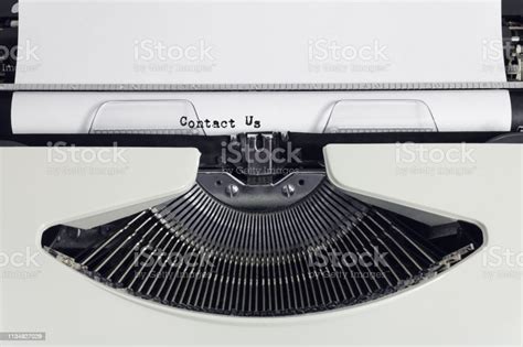 클로즈업 입력 텍스트와 오래 된 복고풍 구식 흰색 타자기 종이에 제목으로 문의 0명에 대한 스톡 사진 및 기타 이미지 0명