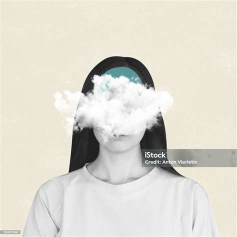 파스텔 배경에 고립된 구름으로 덮인 여성 초상화의 현대 미술 콜라주 합성 이미지에 대한 스톡 사진 및 기타 이미지 합성 이미지 꿈같은 합성사진 Istock