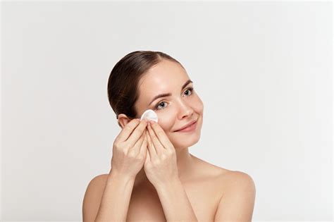 흰색 패드로 얼굴을 청소하는 여성 메이크업 화이트 화장품 면 패드를 제거 아름다운 소녀 화장품 패드와 얼굴 피부에서 메이크업을 벗고 행복한 미소 여성 페이스 스킨 케어 20