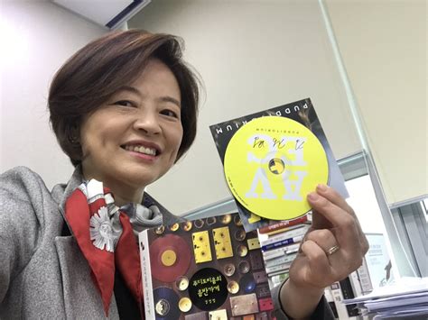 스카프가 이제는 비행기 승무원의 상징이 된건가봐요~ 봄내음 사알짝 담은 옷차림에 저마다 어 스튜어디스 최애하는 뮤지션 푸디토리움 김정범님이 보내준 책과 씨디