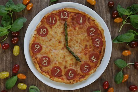 페 퍼 니 조각 모 짜 렐 라 치즈와 아스파라거스에 숫자를 가진 수 제 피자 시계의 이미지 시간을 말하는 시계 바늘 1700 5 시 이탈리아 피자 레스토랑에서 어린이 생일