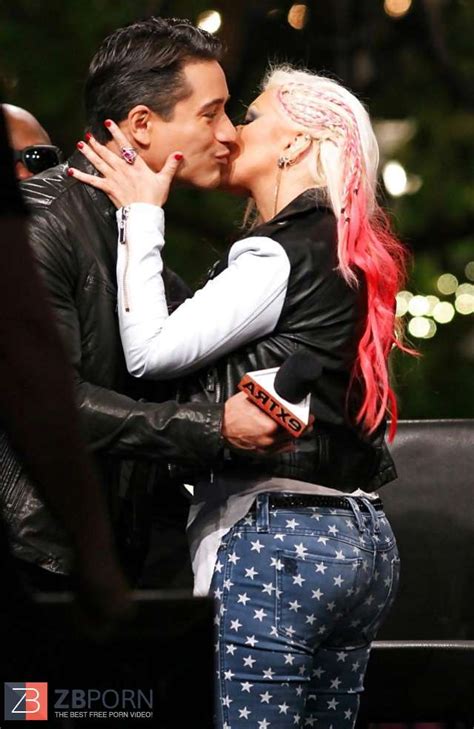 Christina Aguilera Displays Off Her Ample Gigantic Arse ZB Porn