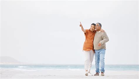 해변 모형 성숙한 행복한 커플은 야외 전망 열대 광고 공간 또는 여행 휴양지에서 포인트를 제공합니다 은퇴 여행 휴식 산책 및 자연 남자 늙은 여자 또는 결혼 사람들 유대