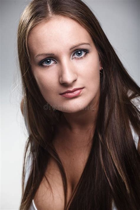 Portrait Eines Schönen Mädchens Stockfoto Bild von auge attraktiv