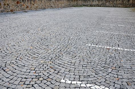 포장 블록은 보행자와 도로 차량을 위한 야외 포장 구역을 포장하는 데 사용됩니다 또한 자동차 볼라드 및 콘크리트 장벽을위한 주차