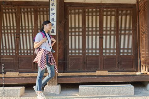 한국의 옛날 전통 가옥 계단을 배경으로 다양한 포즈를 취하고 있는 여행자 젊은 아시아 한국 남자 모델 스톡 사진 Adobe Stock