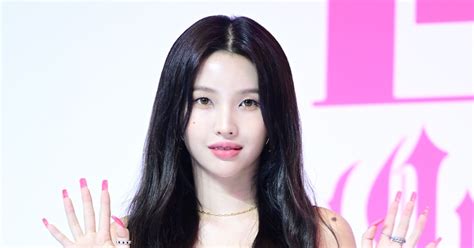 여자 아이들 소연 살짝 긴장한 표정으로[포토엔hd]