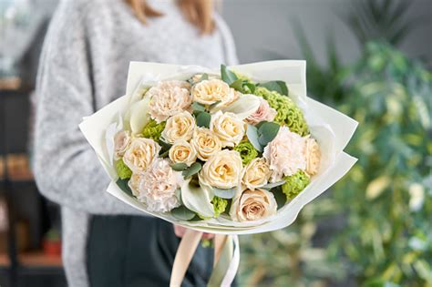 유럽 꽃 가게 여성의 손에 혼합 꽃의 아름다운 꽃다발 꽃 가게에서 꽃집의 작품 배달 신선한 컷 꽃 계절에 대한 스톡 사진 및 기타 이미지 Istock