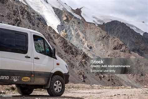 아름다운 바위 산맥에서 4x4 오프로드 밴 메르세데스 벤츠 스프린터 오프로드 캠핑 오버랜딩 자동차 여행 개념 0명에 대한 스톡 사진 및 기타 이미지 Istock
