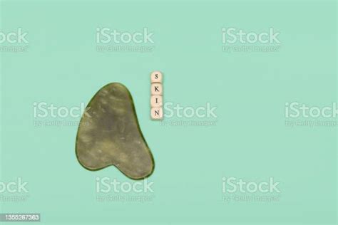 녹색 배경에 녹색 옥 구아 샤 피부 스크레이퍼 스파 바디 케어 도구 뷰티 케어 구아 샤 돌 스크레이퍼 공간을 복사합니다 0명에 대한 스톡 사진 및 기타 이미지 Istock