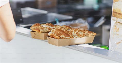 테이크 아웃 상자에 맛있는 튀긴 Cheburek 거리 음식 축제에서 고기와 함께 전통 파이 요리 쇠고기 고기로 채워진 구운 롤빵 길거리 음식 여름 피크닉 사진