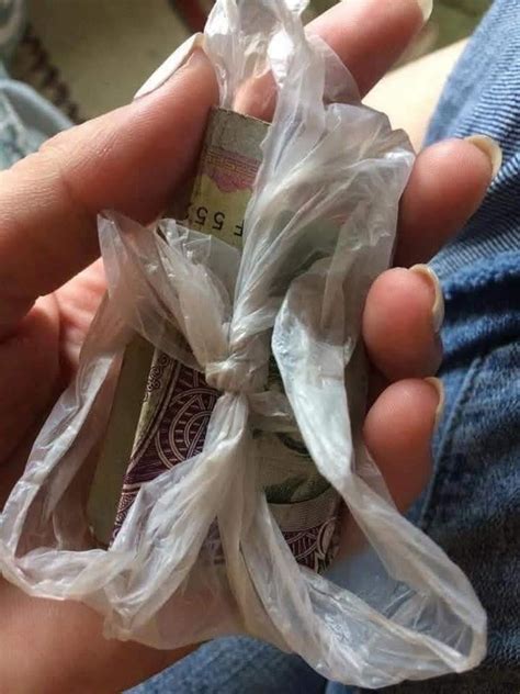 Энхтөрийн Галбадрал Герман руу явах гэж буй ач охиноо гаргаж өгөхдөө