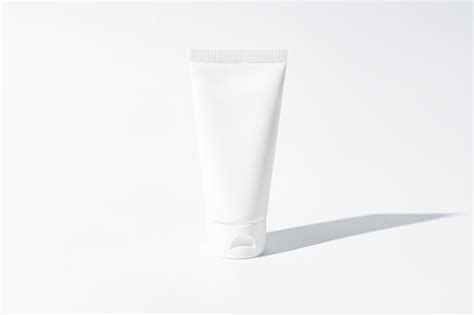 의약품 또는 화장품의 브랜딩을위한 흰색 스퀴즈 병 플라스틱 튜브의 모형 크림 젤 스킨 케어 치약 그림자가있는 흰색 배경에 화장품