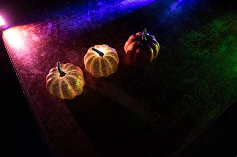 코로나 바이러스 글로벌 전염병 개념 동안 할로윈 주제의 으스스한 장식으로 어둠 위에 빛나는 호박과 공대소설 안개 백라이트에 할로윈 호박 0명에 대한 스톡 사진 및 기타