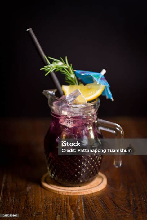 차가운 상쾌한 레몬 조각 로즈마리 장식과 작은 우산 장식과 함께 주전자에 포도 주스 어두운 배경 가장자리에 대한 스톡 사진 및 기타 이미지 Istock