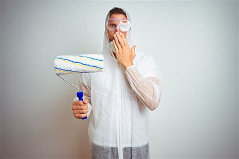 실수 공포의 표정 침묵 비밀 개념에 의해 수치로 충격을 손으로 고립 된 배경 커버 입에 롤러를 들고 전문 노동자 장비를 착용 화가 남자 Diy에 대한 스톡 사진 및 기타