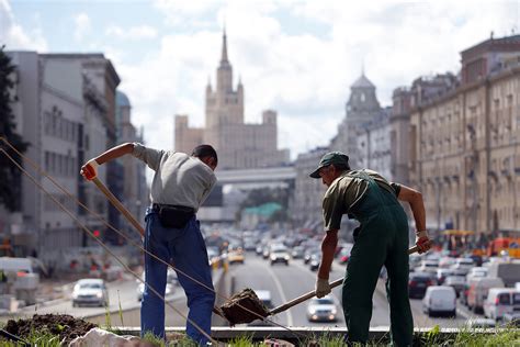 Photo of the day: Labourers work at Triumfalnaya Square in Moscow ...