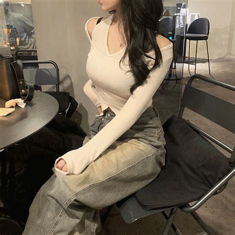 몸매보정핏당일🚀리뷰보장 제니 홀터넥 언발트임 티셔츠 에이블리