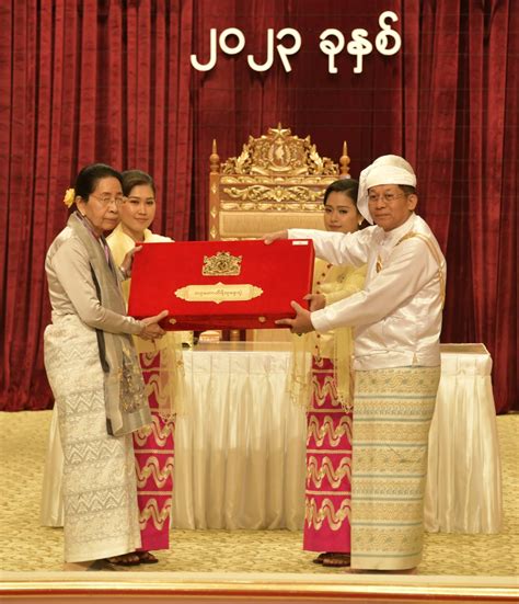 နိုင်ငံတော်စီမံအုပ်ချုပ်ရေးကောင်စီဥက္ကဋ္ဌ နိုင်ငံတော်ဝန်ကြီးချုပ် ဗိုလ်ချုပ်မှူးကြီး
