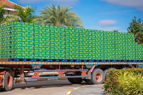 អ្នកឧកញ៉ា សំអាង វឌ្ឍនៈ ឧបត្ថម្ភស្រាបៀរគ្រុឌ ចំនួន២ពាន់កេស ជូនដល់រដ្ឋបាលខេត្តពោធិ៍សាត់ Khmer