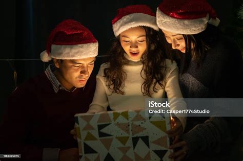 행복한 가족 초상화 아버지 어머니와 딸 함께 크리스마스와 새해를 축하 마술 놀라움과 선물 상자를 열고 12월에 대한 스톡 사진