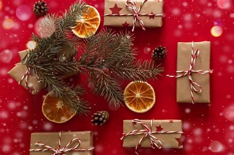 빨간색 배경에 크리스마스 장식과 가문비 나무 지점에서 새해 선물의 클로즈 업 최고 보기 0명에 대한 스톡 사진 및 기타 이미지 0명 12월 겨울 Istock