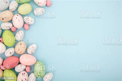 복사 공간이있는 파스텔 블루 배경에 다채로운 부활절 달걀 0명에 대한 스톡 사진 및 기타 이미지 0명 4월 가장자리 Istock