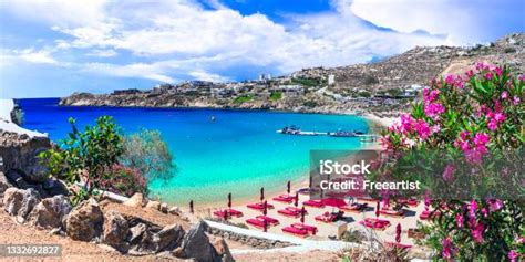 그리스 여름 휴일 키클라데스 미코노스 섬의 가장 유명하고 아름다운 해변 슈퍼 파라다이스 해변 인기있는 관광 리조트 미코노스에 대한 스톡 사진 및 기타 이미지 Istock