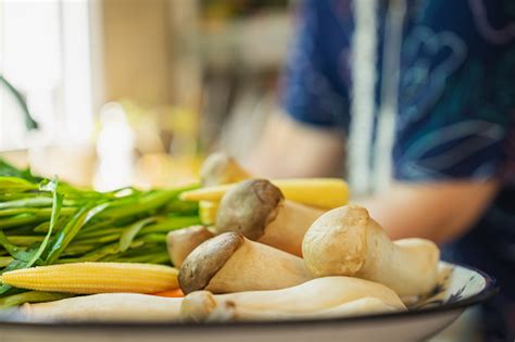 부엌에서 싱크대에 야채 는 좋은 건강을 위해 신선한 샐러드를 요리하기 위해 흐림 여자의 손 세척 신선한 야채 수제 및 비건 식품 개념 가정 주방에 대한 스톡 사진 및 기타