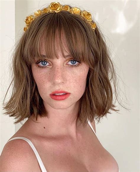 Maya Hawke Scrolller