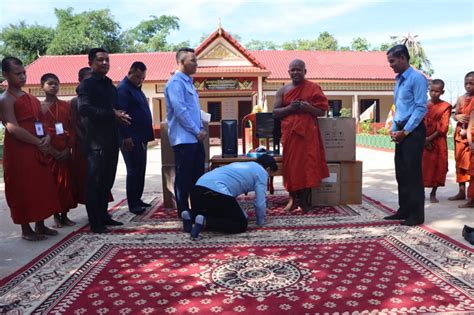 ឧកញ៉ា សំ សុខនឿន ប្រគេនកុំព្យូទ័រ ៥គ្រឿងទៀត ជូនព្រះចៅអធិការវត្តវេឡុវ័ន ខេត្តសៀមរាប