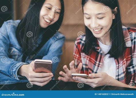 Duas Jovens Usando Celulares Foto De Stock Imagem De Grupo Adolescente 148160832