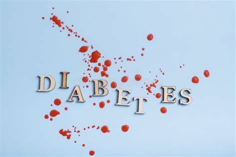 Diabetes De Palabra Con Gotas De Sangre En Fondo Azul Imagen De Archivo