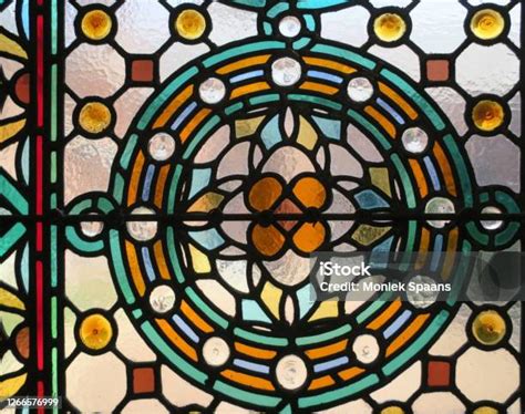 원에 꽃 패턴이있는 여러 가지 빛깔의 스테인드 글라스 창 0명에 대한 스톡 사진 및 기타 이미지 0명 기독교 꽃무늬 Istock