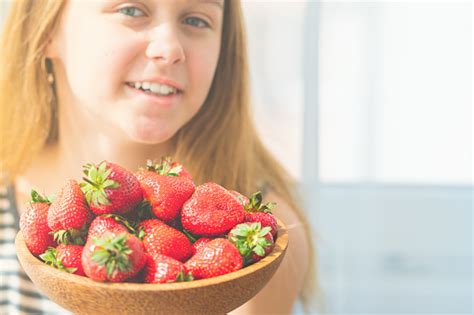 가벼운 배경에 소녀 손에 딸기와 나무 접시 유기농 식품 개념 개념에 대한 스톡 사진 및 기타 이미지 개념 개념과 주제 건강한 생활방식 Istock