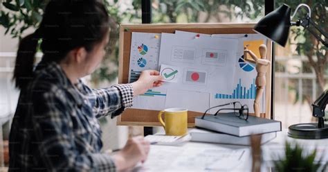 앱 개발자 Ux Ui가 모바일 애플리케이션에서 종이 모델로 디자인하는 장면 사진 Unsplash의 태국 이미지