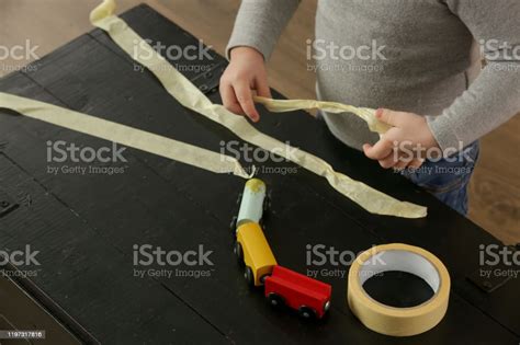접착제 종이 테이프 어린 시절과 창의력 개념을 가지고 노는 사랑스러운 금발의 유아 소녀 놀기에 대한 스톡 사진 및 기타 이미지 놀기 놀이 아이 Istock
