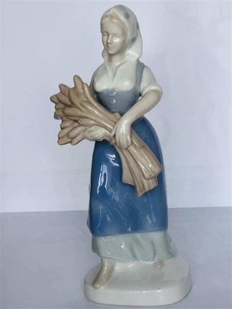 Фарфоровая статуэтка девушка со снопом — ціна 750 грн у каталозі Статуетки Купити товари для