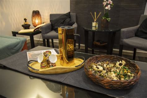 갈색 나무 테이블에 맑은 마시는 유리 사진 Unsplash의 무료 리야드 사우디 아라비아 이미지