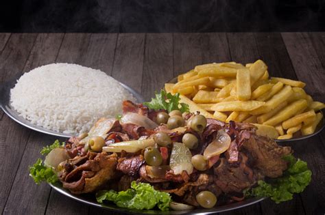 소박한 양파와 베이컨을 곁들인 소박한 프라이드 치킨 부분과 감자 튀김과 화이트 라이스가 함께 한 미식 사진 클로즈업 연기와 따뜻한 부분 0명에 대한 스톡 사진 및 기타