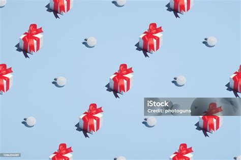 파스텔 블루 배경에 선물 상자와 흰색 공 장식의 패턴 최소한의 스타일 크리스마스 또는 새해 개념 등측투영법에 대한 스톡 사진 및 기타 이미지 Istock