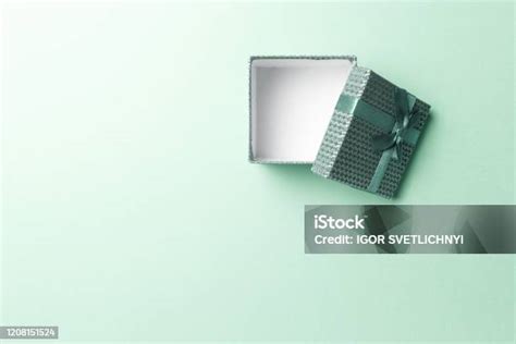 민트 배경에 파란색 리본이있는 파란색 빈 선물 상자 맨 위 보기 플랫 레이 공간을 복사합니다 다채로운 배경 최소한의 크리스마스 새해 창조적 인 개념 네오 민트 2020 년