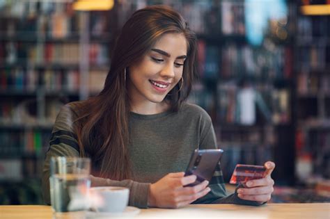 카페에서 온라인 쇼핑을 위한 스마트폰과 신용카드를 사용하는 여성 20 24세에 대한 스톡 사진 및 기타 이미지 20 24세 Brand Name Smart Phone