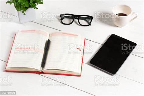 사무실 테이블 책상 공급 화이트 빈 메모장 컵 펜 타블렛 안경의 세트로 흰색 바탕에 꽃 상위 뷰 Screening에 대한 스톡 사진 및 기타 이미지 Istock