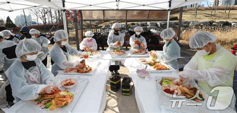 김치의 날 김장 체험하는 학생들