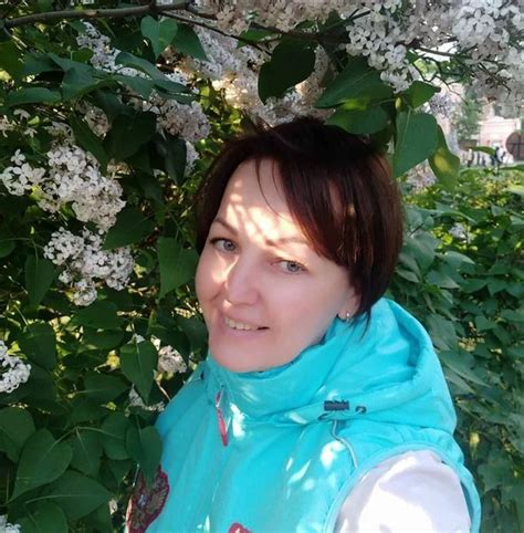 Я зглянулася над бабусею і ми сімєю переїхали жити до неї А після її