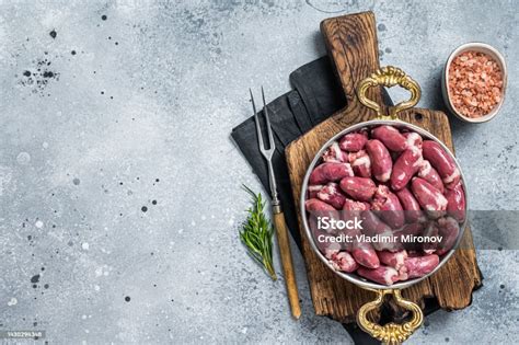 허브가 들어간 프라이팬에 신선한 생 닭고기 하트 회색 배경 상단 보기 공간 복사 0명에 대한 스톡 사진 및 기타 이미지 0명 가금류 건강한 식생활 Istock